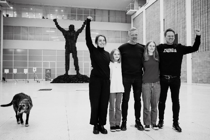 Filmová Amerikánka přidala další happening – vydražila umělecké objekty ...